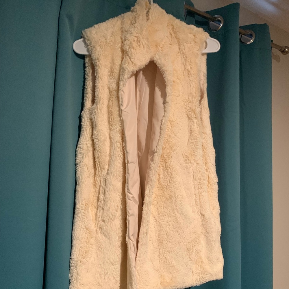 Cream Jack Open Fuzzy Vest With Pockets - Gem